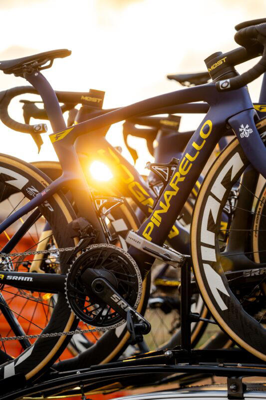 Blauw met een beetje goud: Tom Pidcock showt nieuwe tenue Pinarello-Q36.5