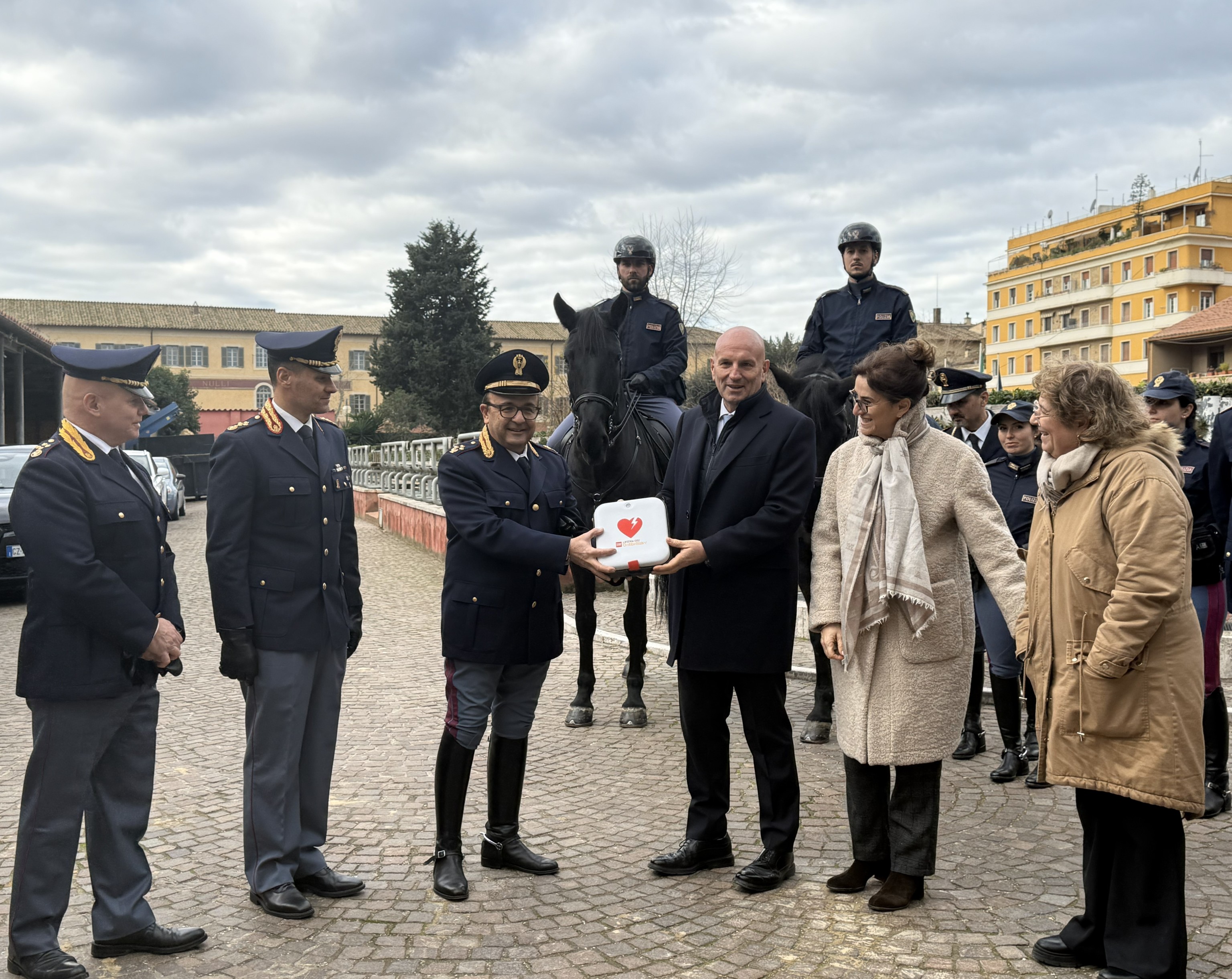 Un defibrillatore per le pattuglie a cavallo della Questura di Roma