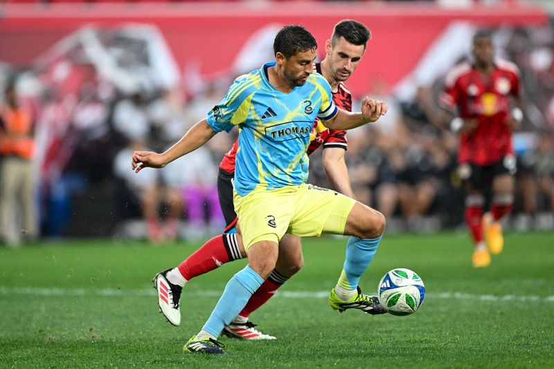 Union M Alejandro Bedoya signs 1-year contract