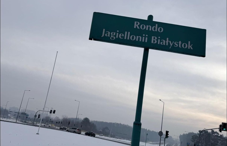 Maszt na rondzie Jagiellonii Białystok już stoi. Czeka na flagę, a jej ...