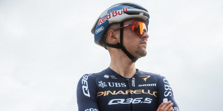 Blauw met een beetje goud: Tom Pidcock showt nieuwe tenue Pinarello-Q36.5