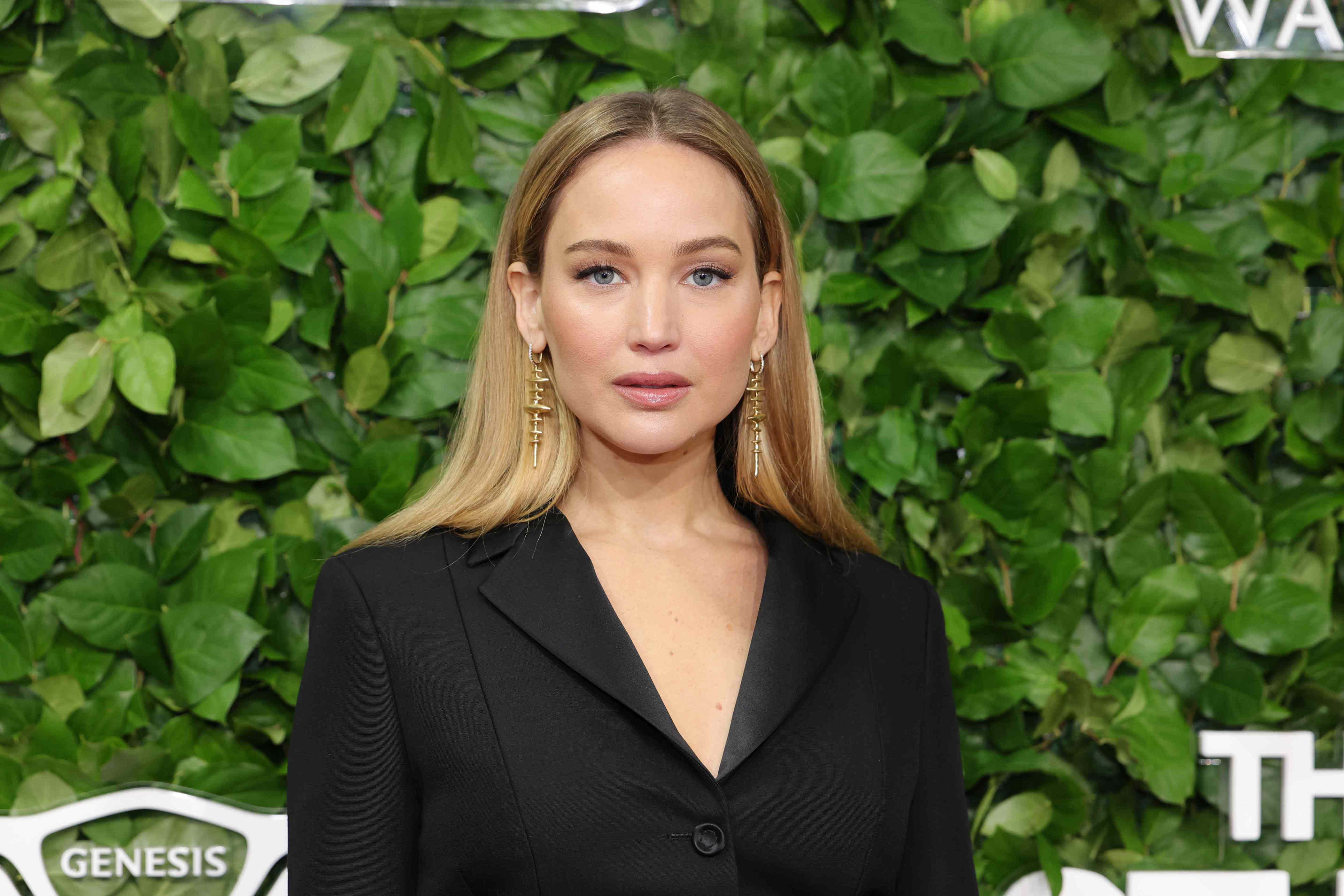 Jennifer Lawrence debuts fresh wispy bangs while sparking a new ...