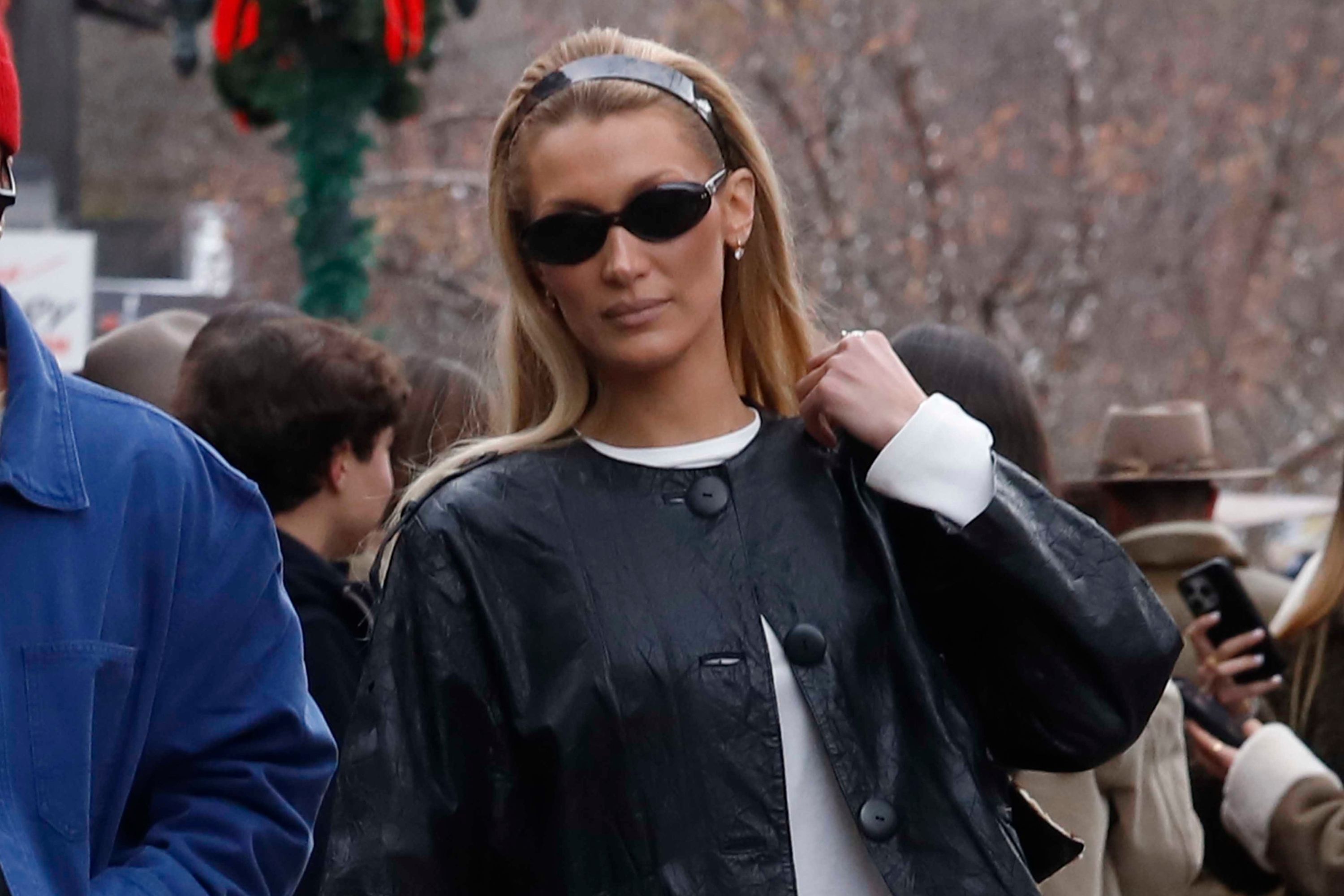 Los jeans color café se combinan con estos zapatos en tendencia para un ...