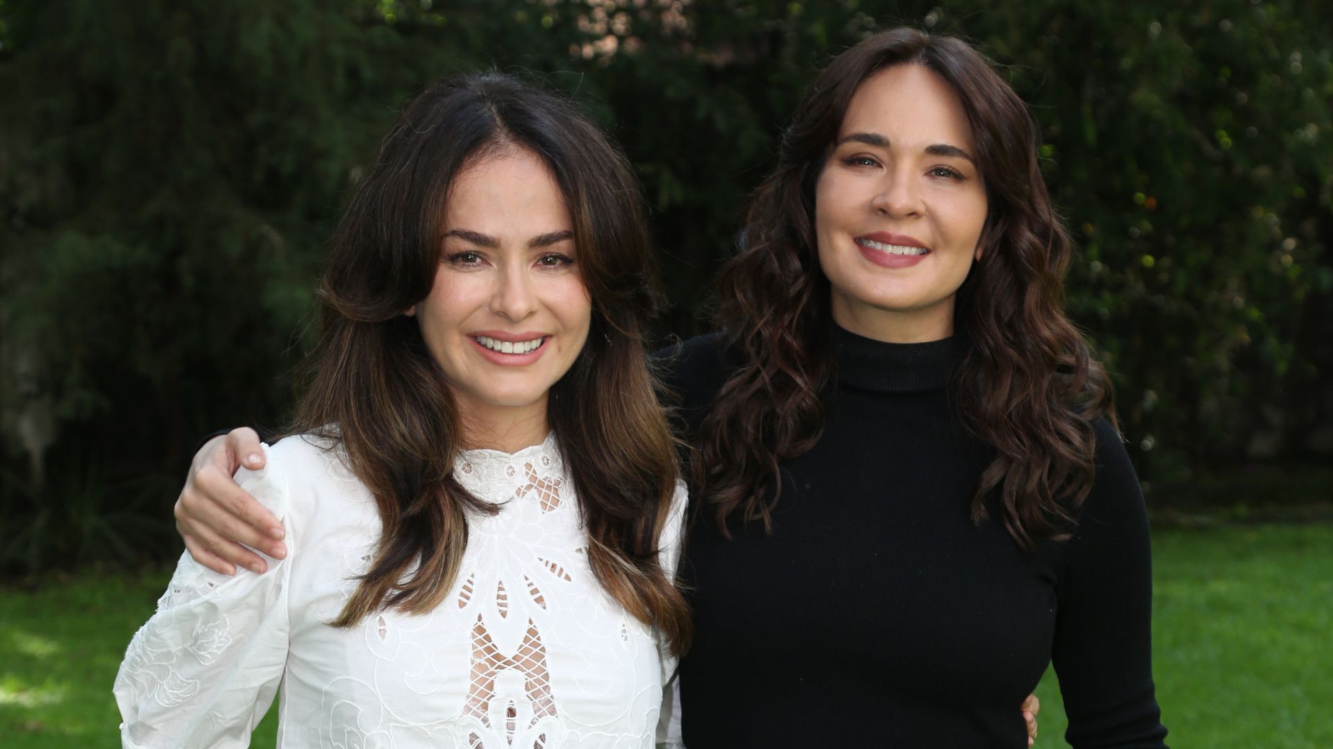 ¿Quiénes dan vida a Danna García y Adriana Louvier de jóvenes en ...