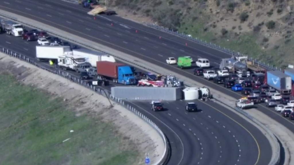 5 Freeway in Castaic is blocked after big rig topples and another truck ...
