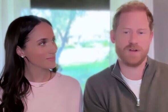 Prince Harry and Meghan Markle make surprise appearance alongside Oprah ...