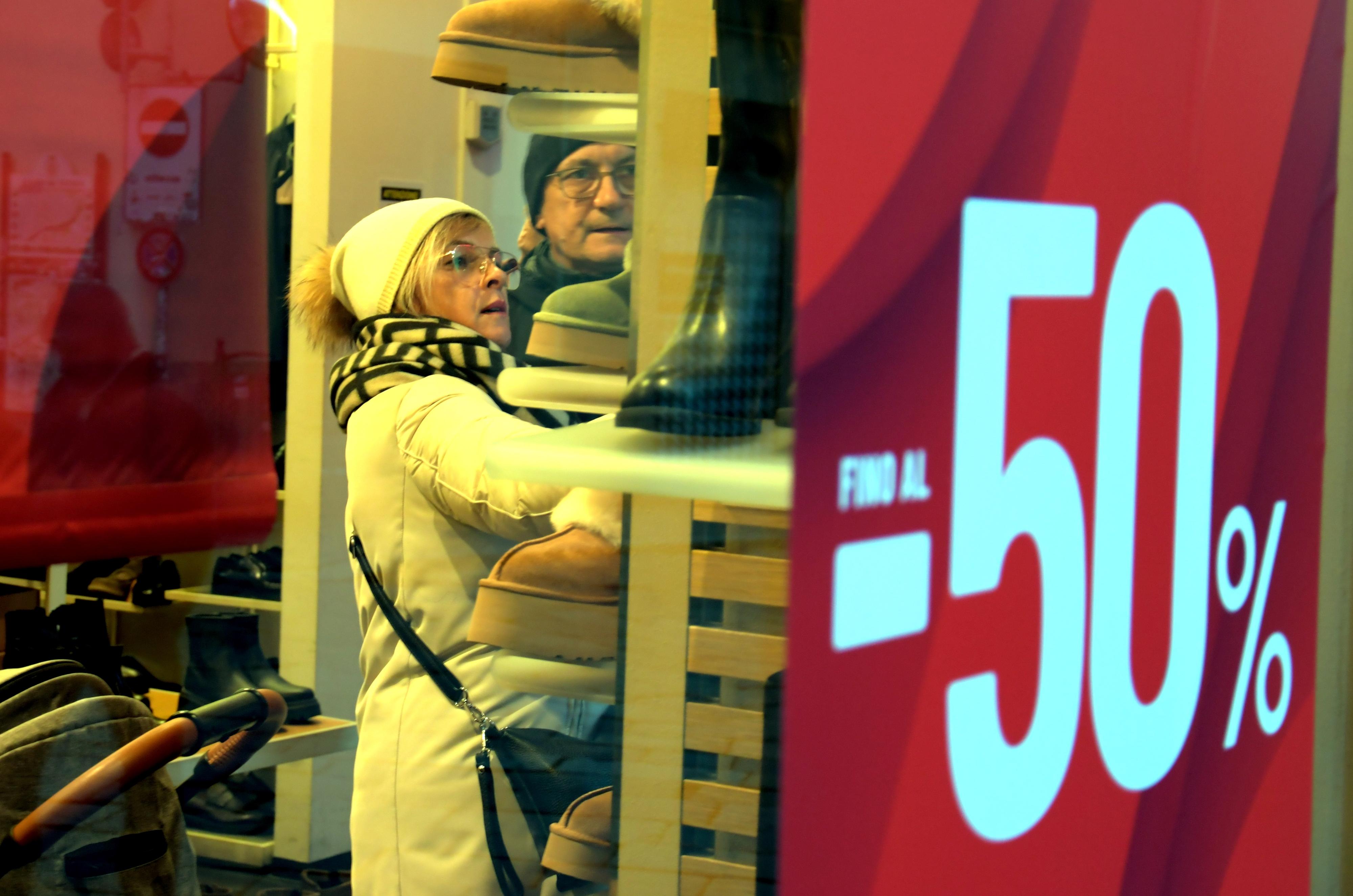 Nessuno ci crede più: "I saldi dopo il Natale sono una presa in giro"