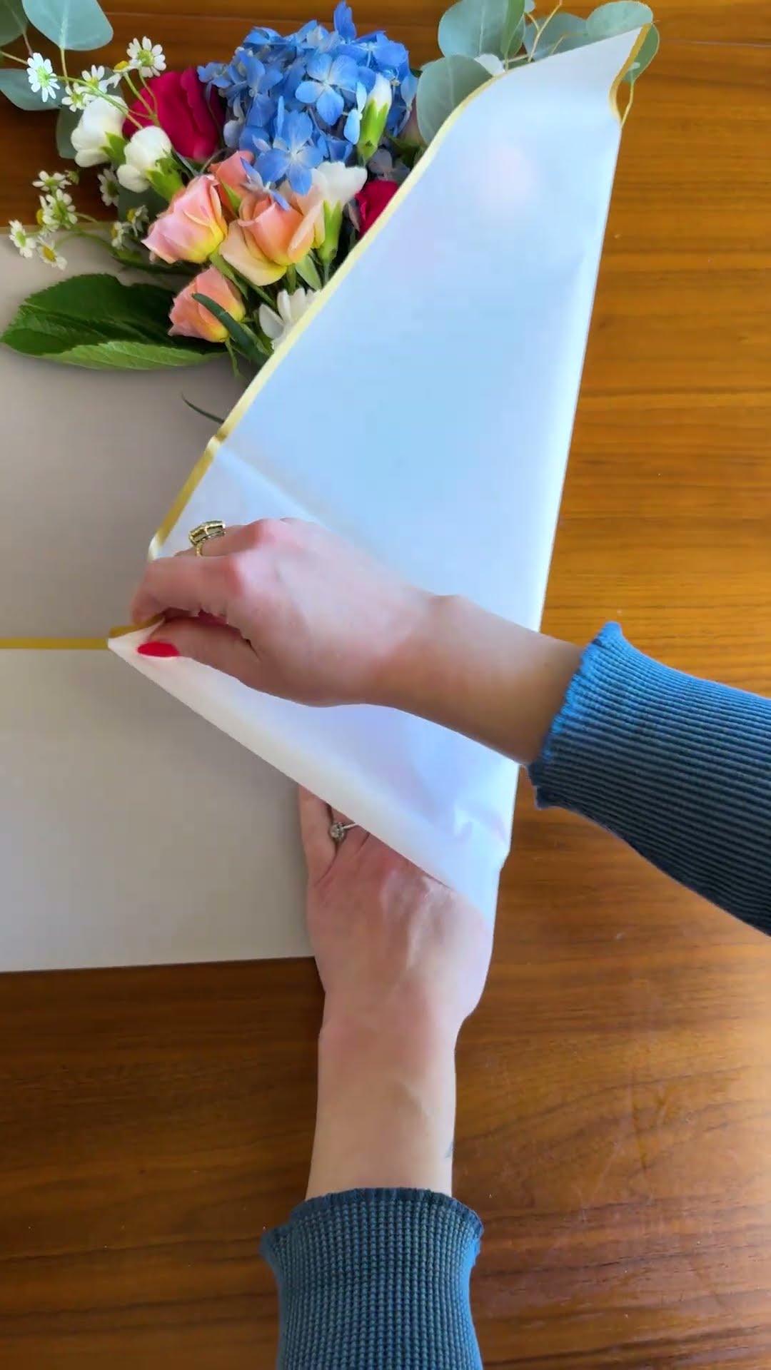 Floral hydration hack! 💐 Keep bouquet fresh for hours without a vase # ...