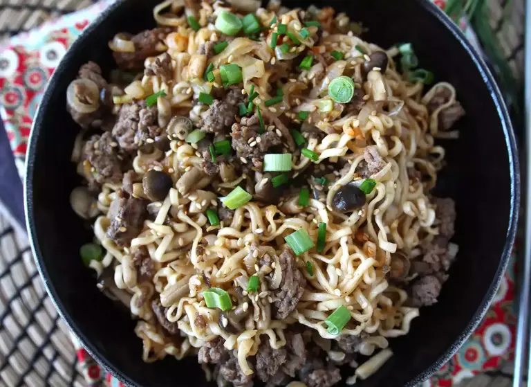 Comment cuisiner les nouilles instantanées ? recette rapide au bœuf et ...