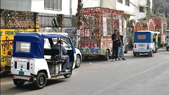 Police go all out to untangle traffic mess, Lucknow roads get some ...