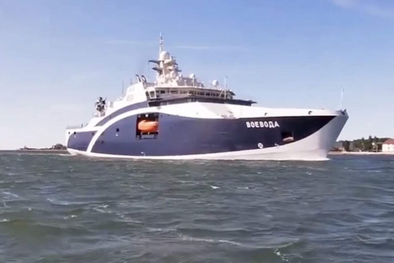 Observers label Russian rescue ship as "Putin's new yacht"