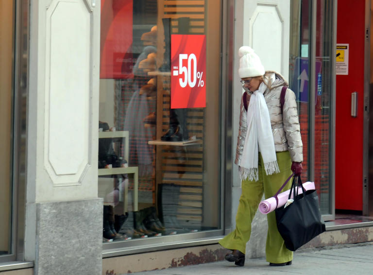 Nessuno ci crede più: "I saldi dopo il Natale sono una presa in giro"