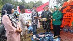 Wujud solidaritas, personel dan Persit Kodim 0119/Bener Meriah salurkan ...