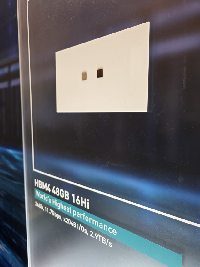 SK하이닉스, HBM4 16단 실물 봤더니…속도 60% 이상 향상 [CES 2026]