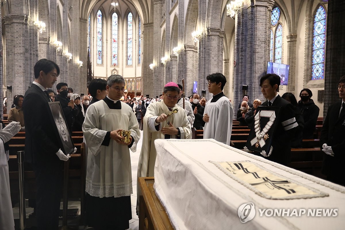 Funeral for film star Ahn Sung-ki