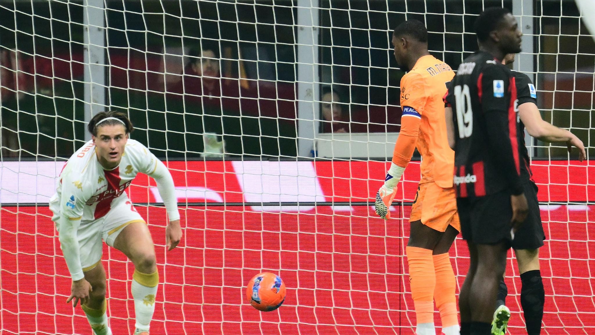 Serie A A fine primo tempo sorpresa a San Siro: Milan-Genoa 0-1 ...