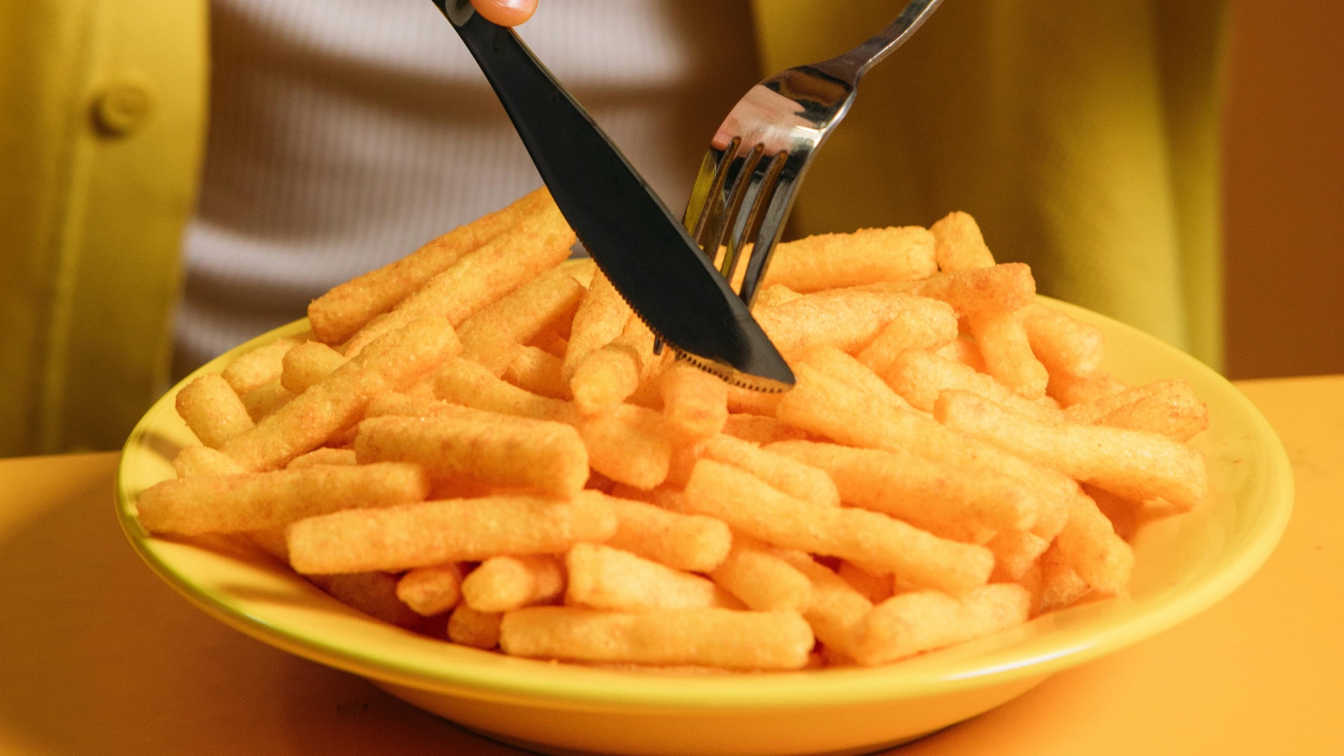 20 strangest dining etiquette rules from around the world