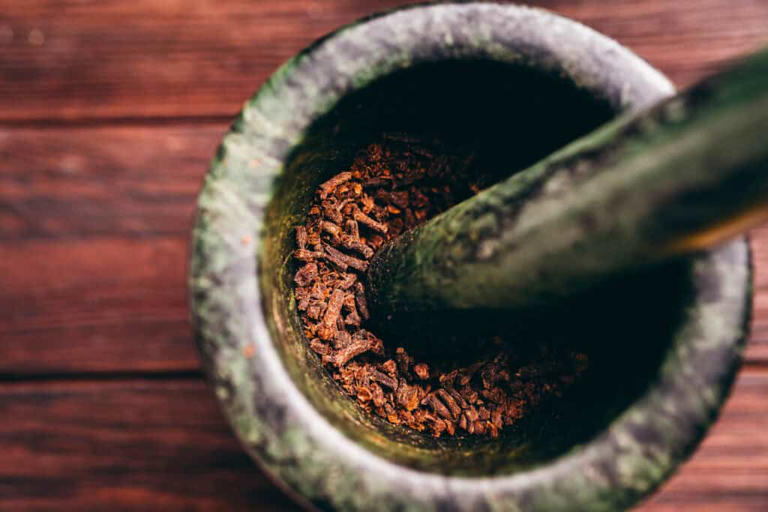 How to make clove oil (cold-infused method)