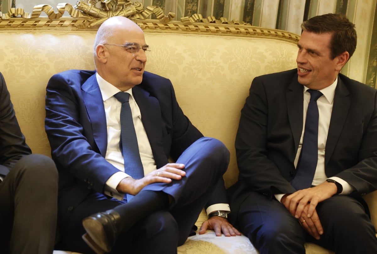 «Πανάθεμά σε»: Ο διάλογος Δένδια-Καιρίδη στο καφενείο της Βουλής μετά ...
