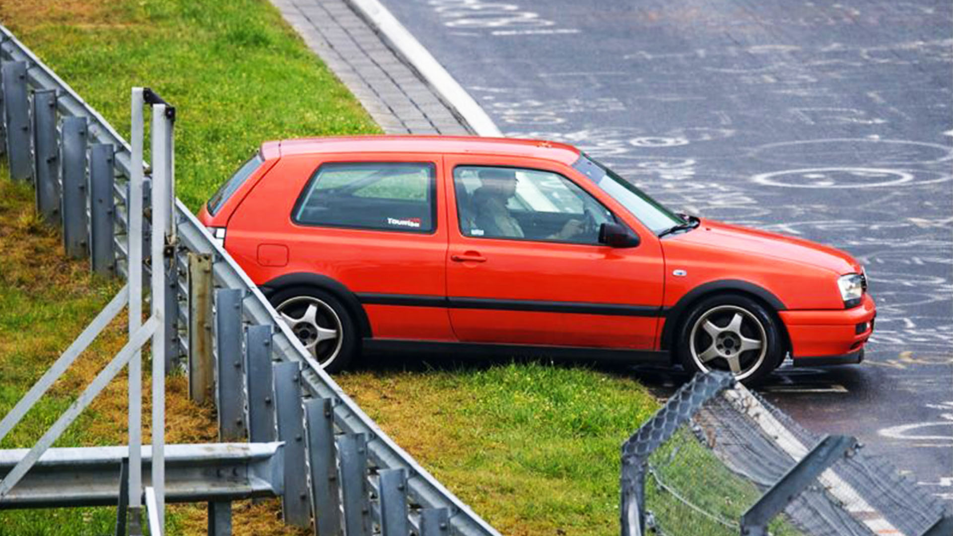 Slippery conditions challenge drivers at Nordschleife