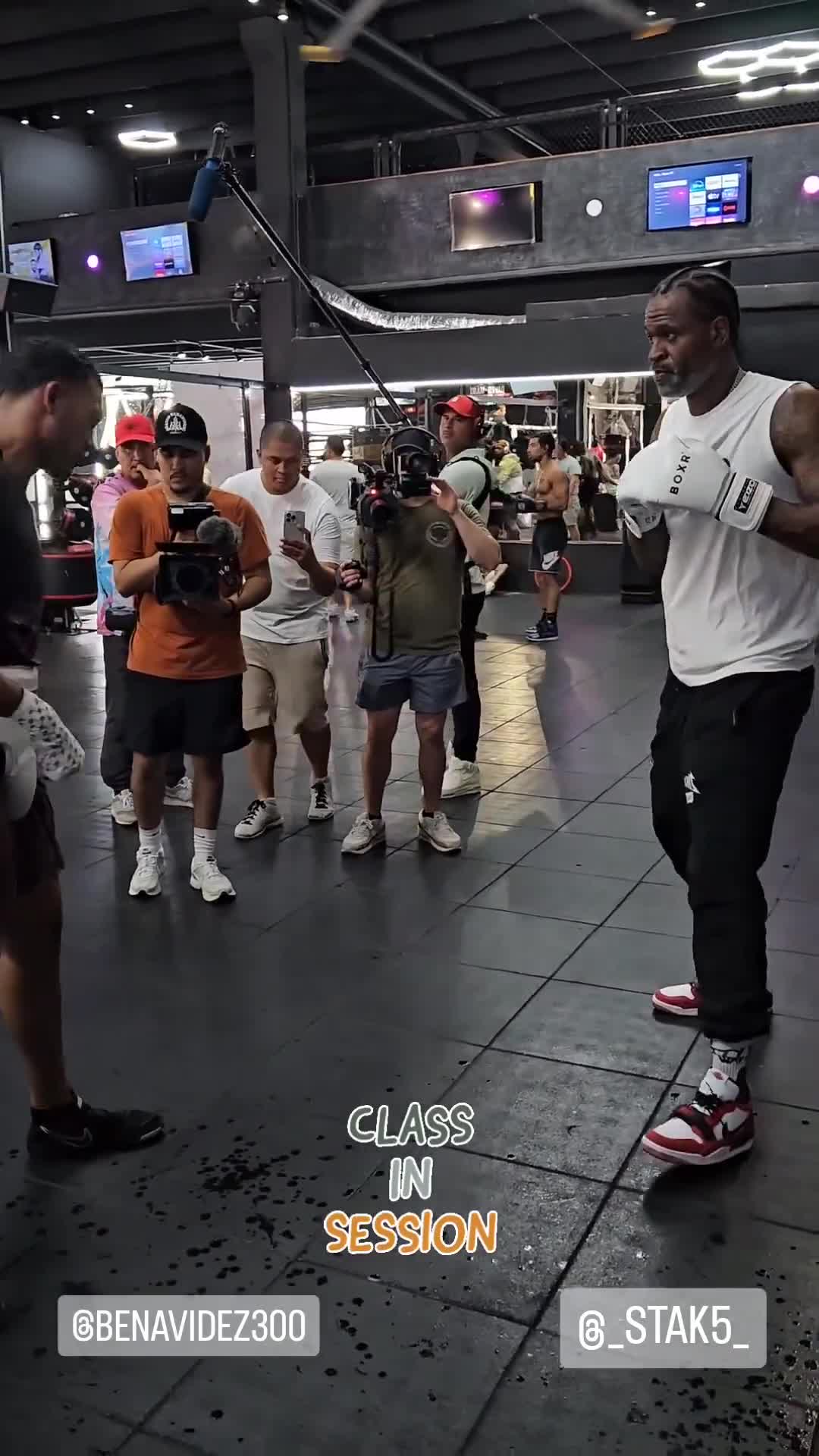 David Benavidez teaching STAK 5 Stephen Jackson how to throw the left hook👀