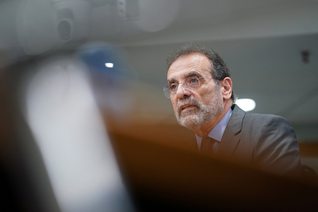 White House floats building a new floor over West Wing for 'symmetry ...