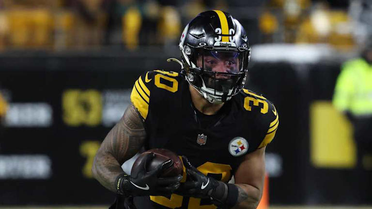 Steelers star RB hit with illness before Texans game