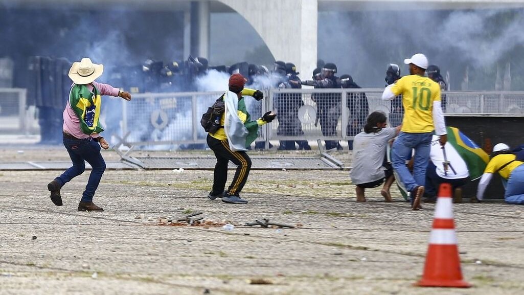 Após Lula vetar dosimetria, senador protocola PL por anistia total