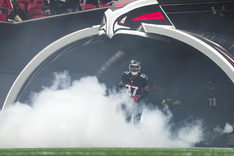 James Pearce Jr. wins NFC Defensive Rookie of the Month Award