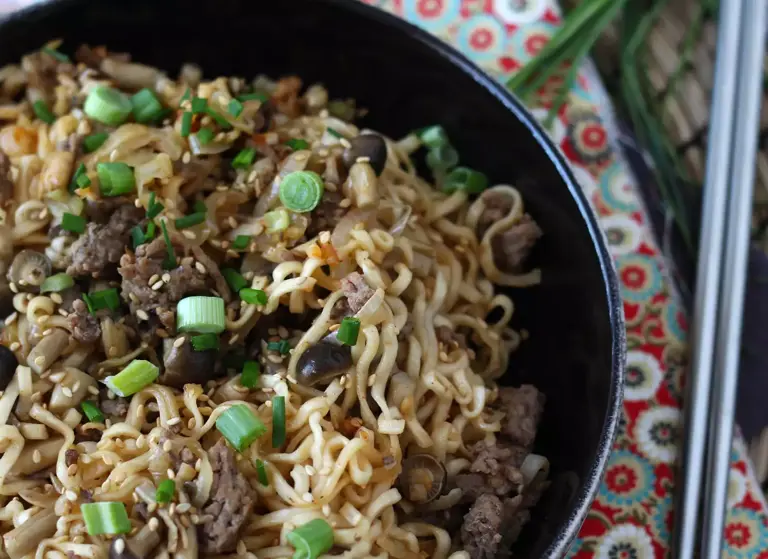 Comment cuisiner les nouilles instantanées ? recette rapide au bœuf et ...