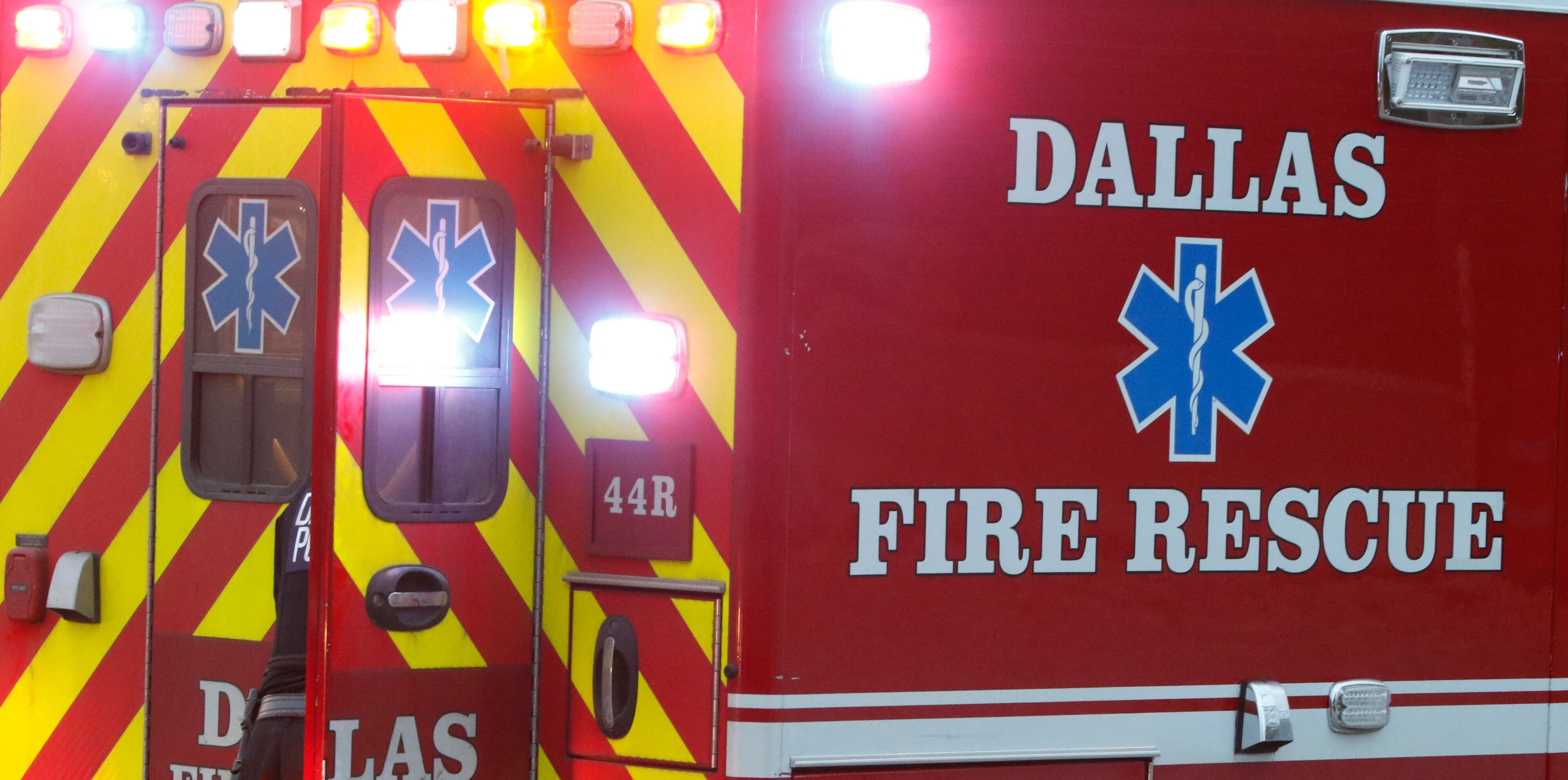 Firefighter hurt in fall from balcony in 2-alarm blaze in northwest Dallas
