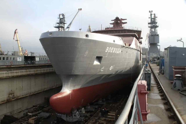 Observers label Russian rescue ship as "Putin's new yacht"