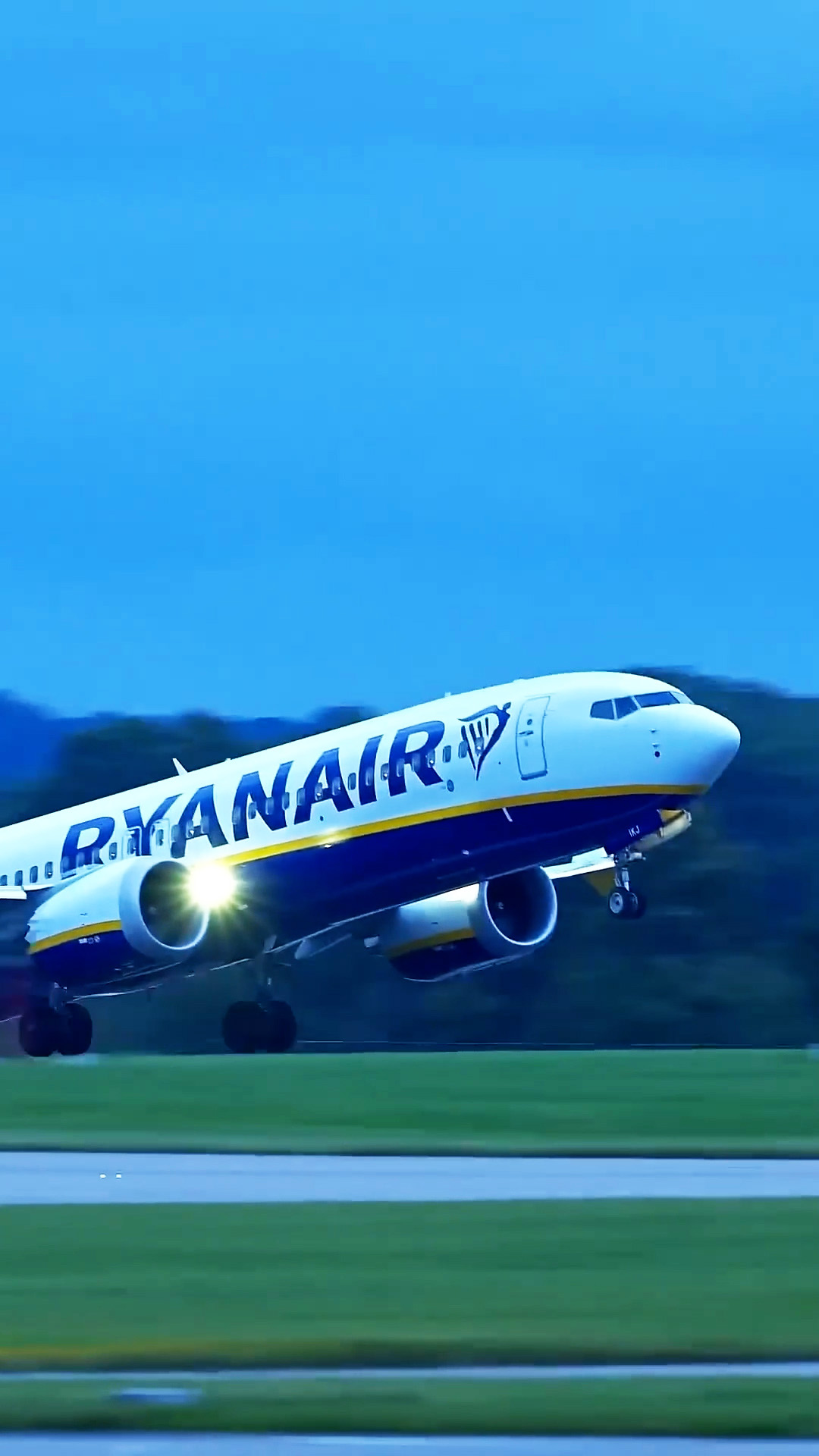 This plane leaves the runway surprisingly quickly