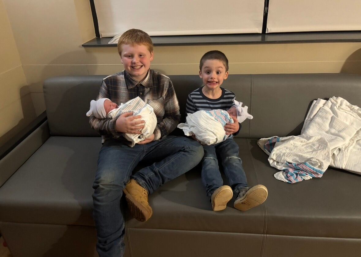 Argo police officer helps deliver twins at home in community