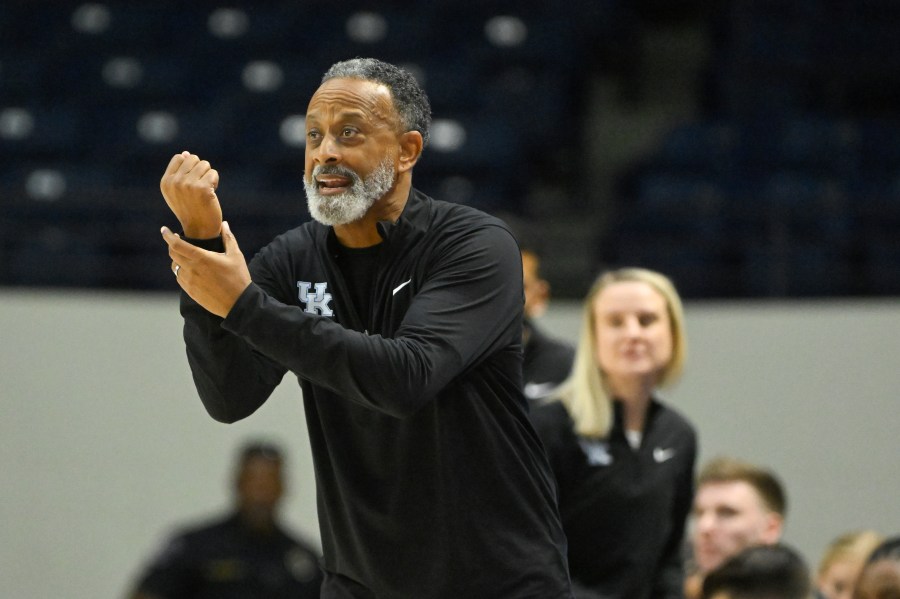 No. 6 Kentucky suffers first SEC loss to Alabama 64-51