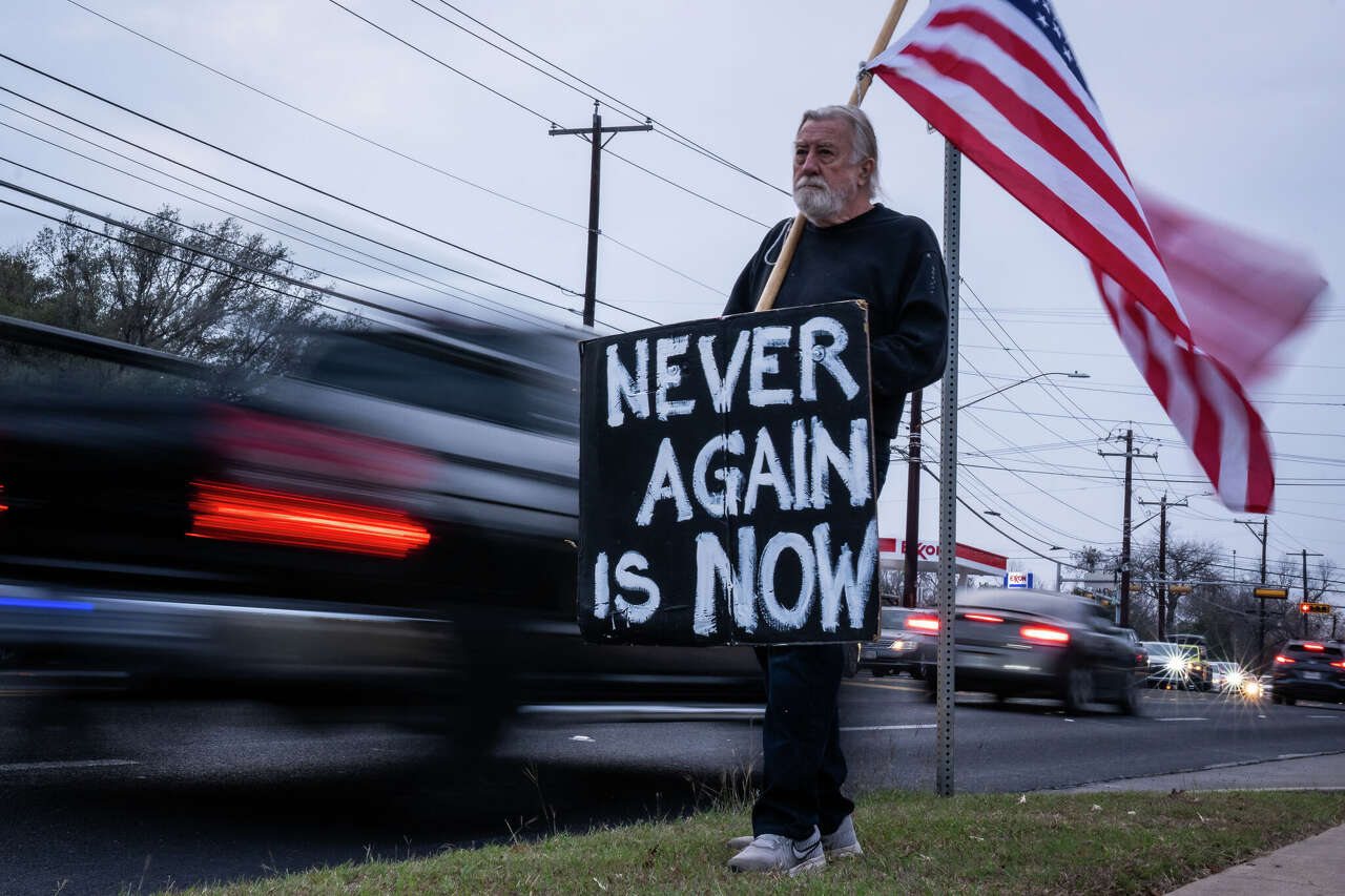 Photos: ICE protests in Austin stand in solidarity with anti-ICE ...