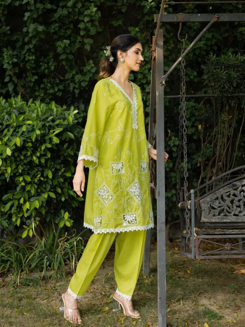 Baju warna lime cocok dengan warna apa? Ini 10 pilihannya