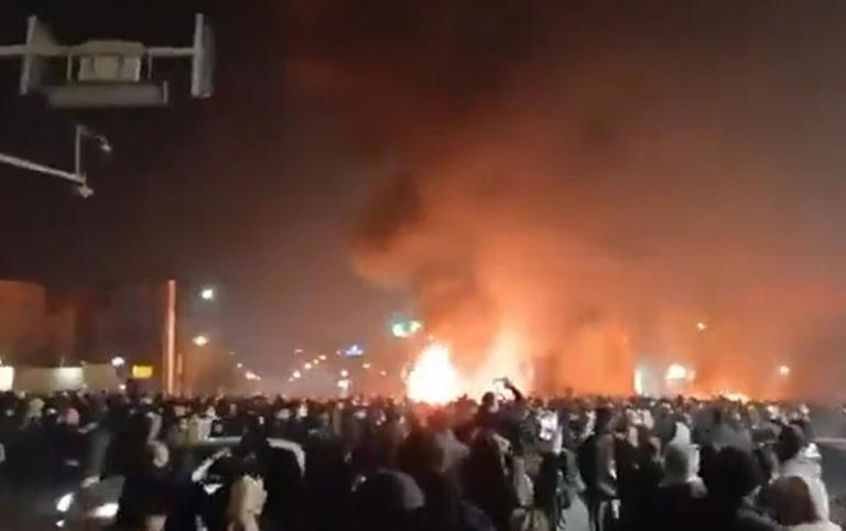 Χάος στο Ιράν: Στους 45 οι νεκροί, πυρπολήθηκαν κυβερνητικά κτίρια ΒΙΝΤΕΟ