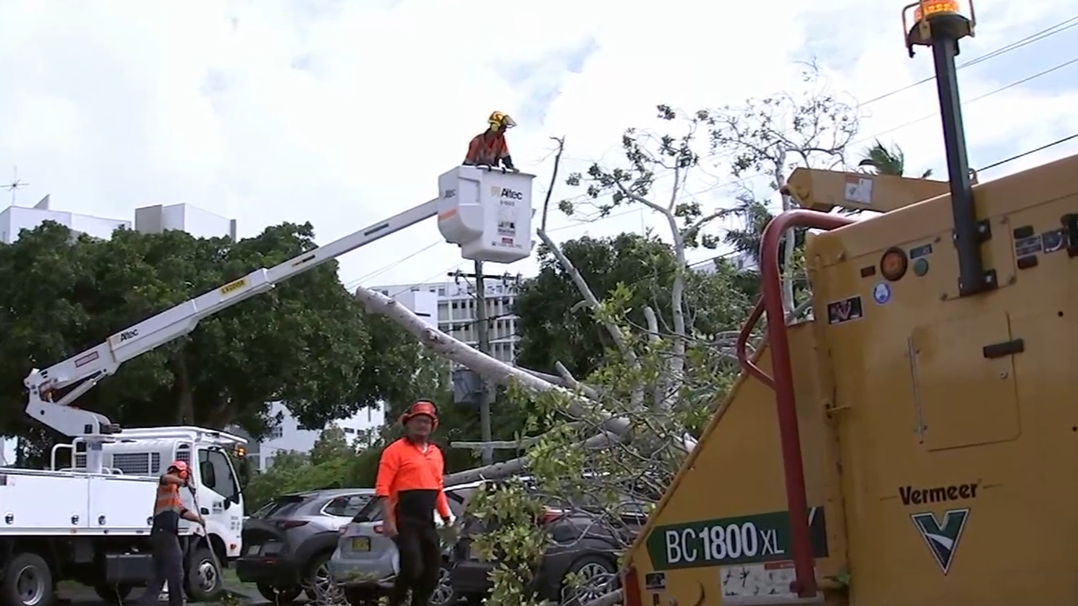 'Expect to lose power': Queenslanders in path of likely cyclone urged ...