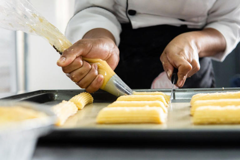 Churros mit Schokosauce: So gelingt der süße Snack besonders gut