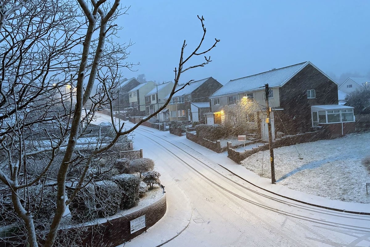 Heathrow flights cancelled and snow alert as Storm Goretti hits UK