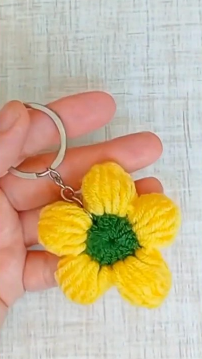 Easy and cute flower crochet keychain