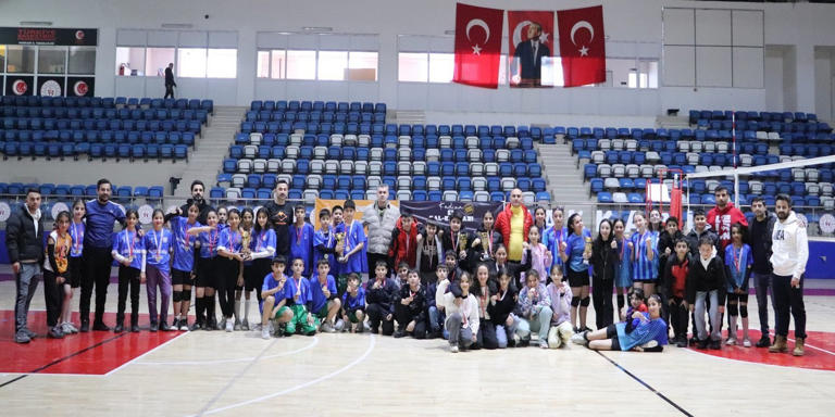 Hakkari’de Küçükler Voleybol İl Birinciliği sona erdi