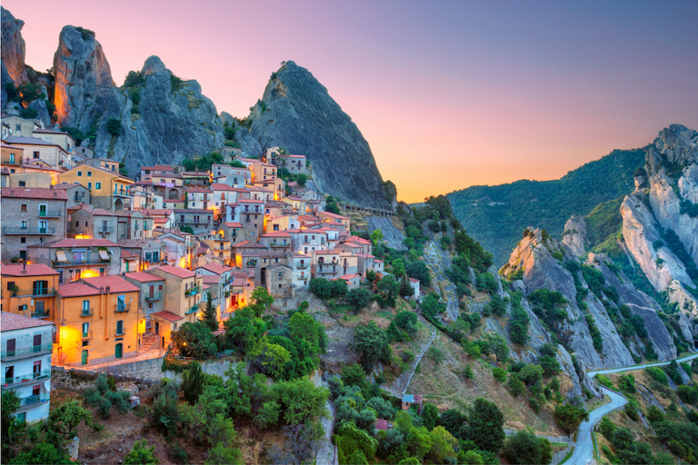 In questo borgo della Basilicata le case sembrano volare tra le rocce ...