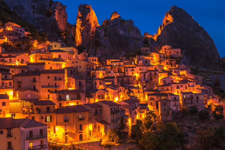 In questo borgo della Basilicata le case sembrano volare tra le rocce ...