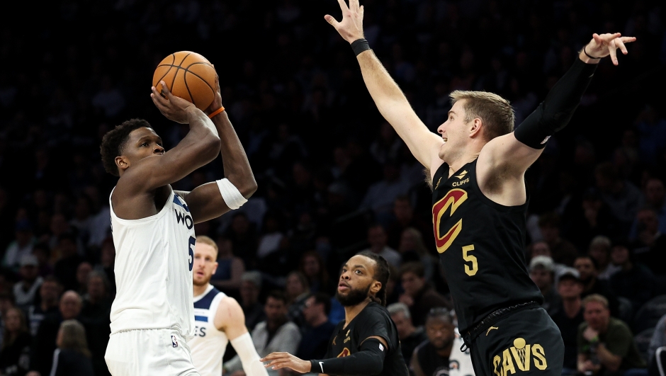 Edwards a quota 10 mila punti, minuto di silenzio per la donna uccisa dalle forze anti-immigrazione