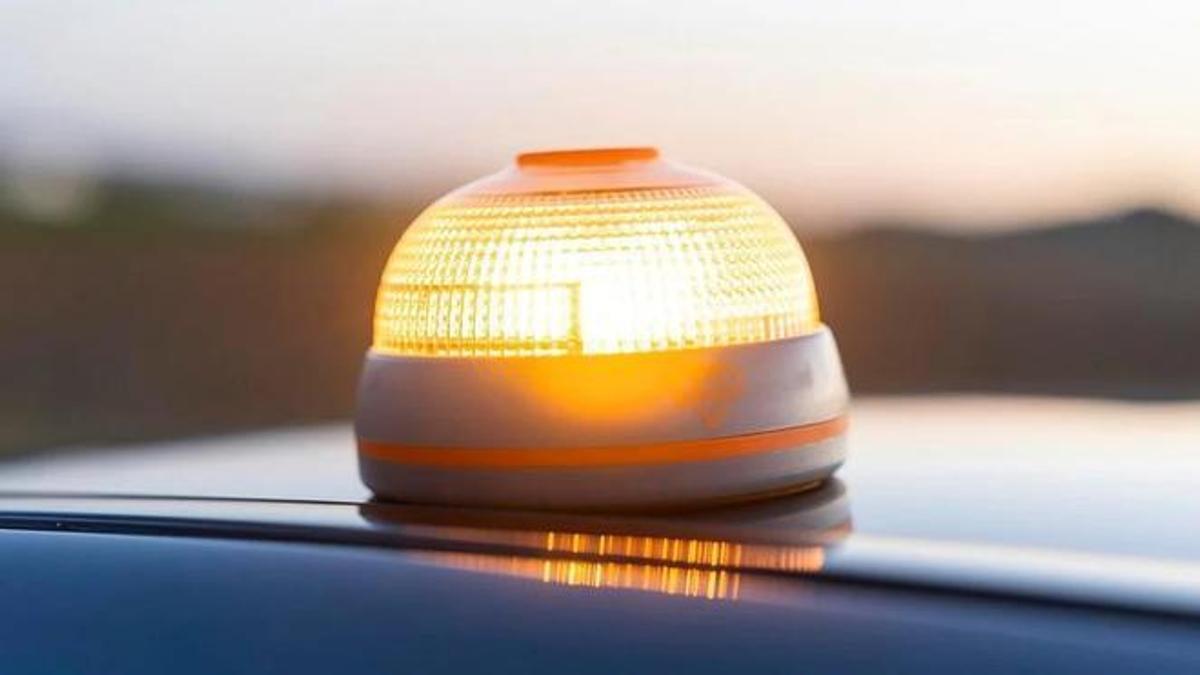 Las balizas V-16 también tendrán que pasar ITV: La DGT lo confirma