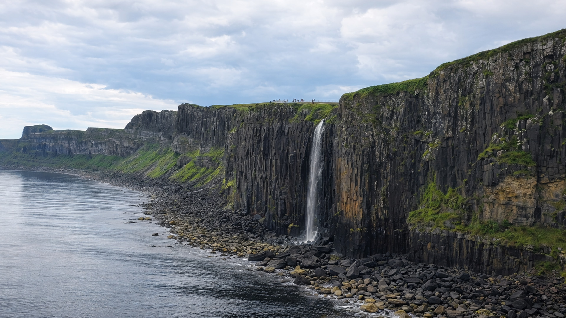 Kilt Rock: Klippevæg og vandfald i Skotland
