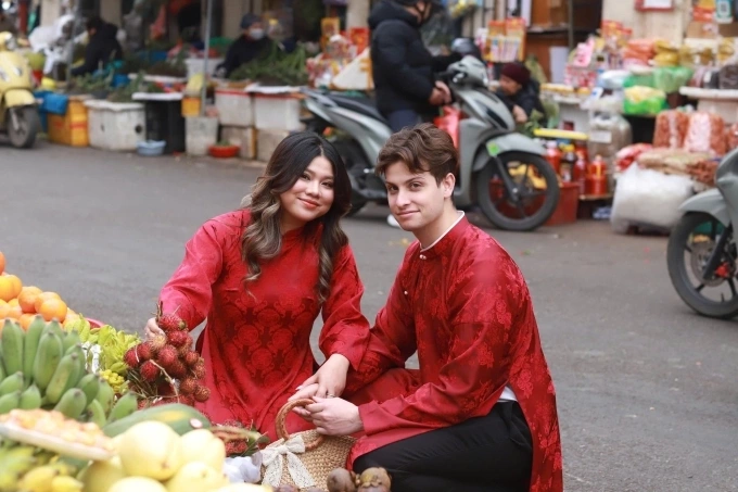 Foreigners don ao dai to partake in Lunar New Year fun
