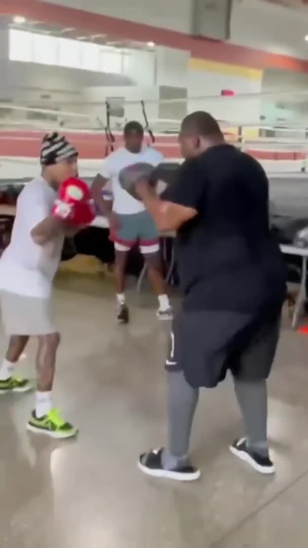 🟢 Tank Gervonta Davis back in camp showing crazy 😜 speed!